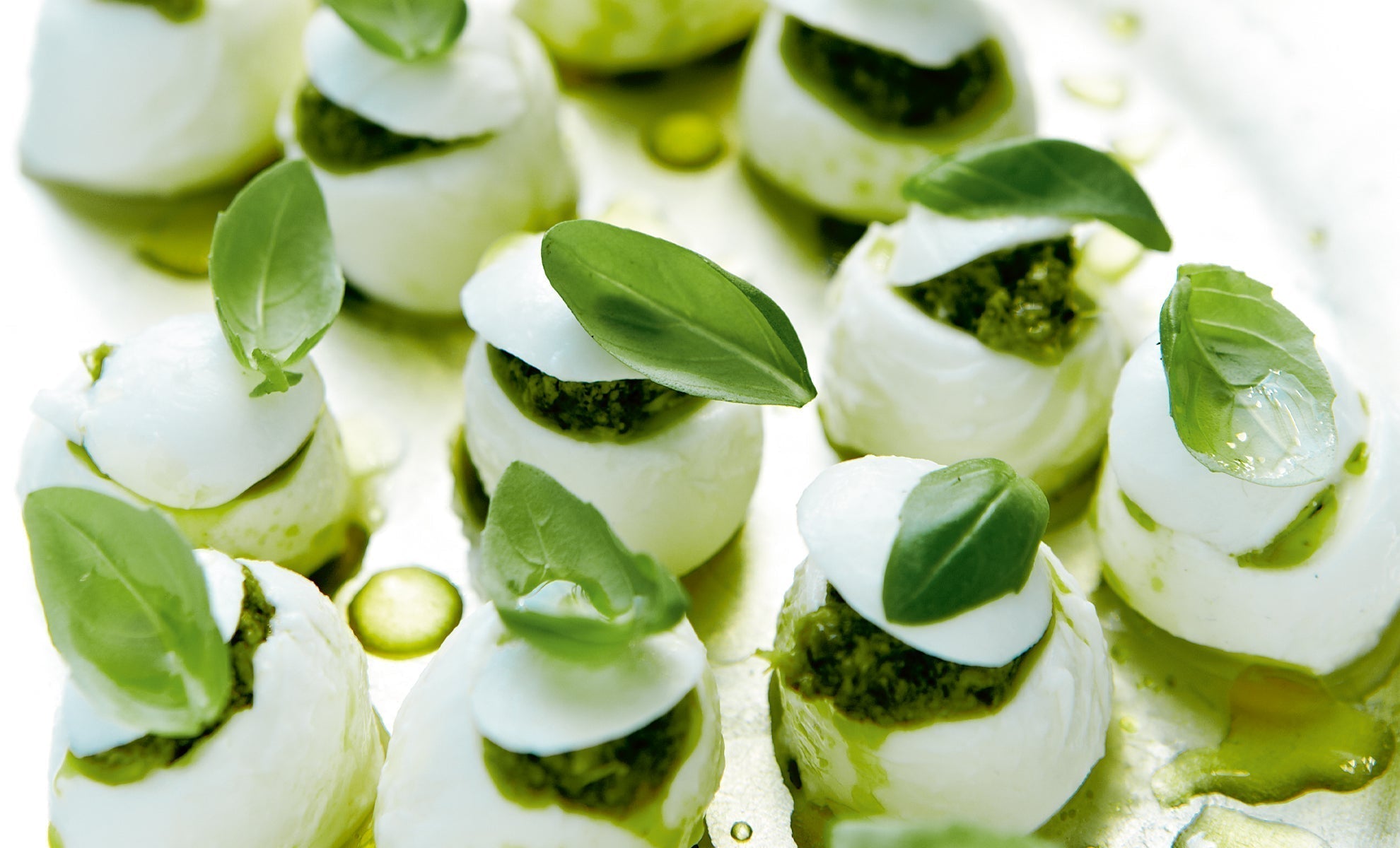 Delicious Mozzarella Basil Pesto Bites Recipe | Sacla'